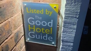 Um aviso indicando que o estabelecimento é listado pelo Guia do Bom Hotel.