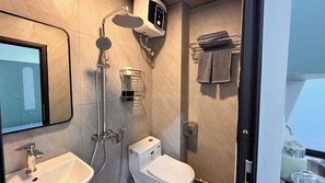 Quarto Deluxe | Casa de banho | Um polibã, artigos de higiene pessoal grátis, um secador de cabelo 