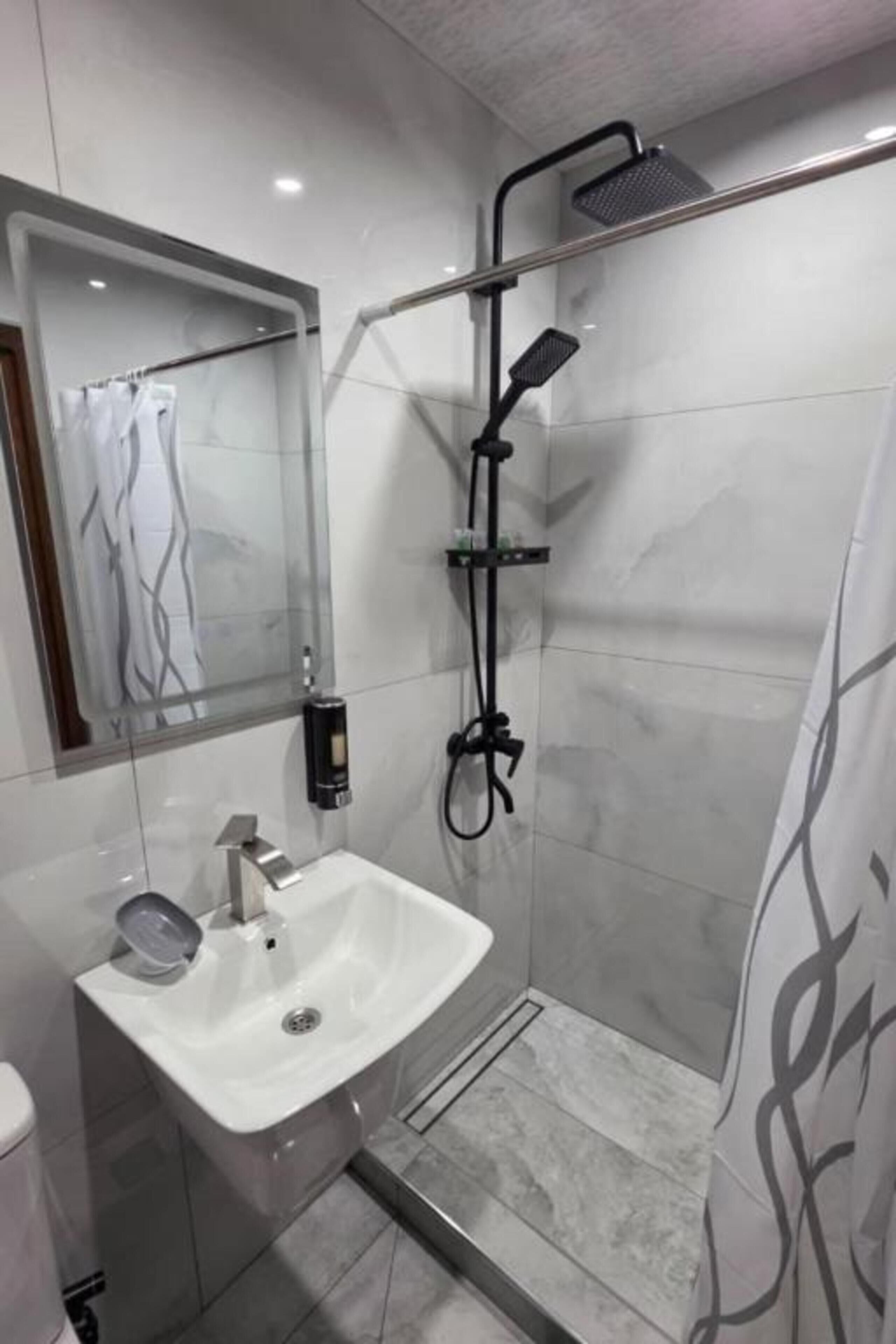 Apartamento Signature, 2 quartos | Casa de banho | Um polibã, artigos de higiene pessoal grátis, um secador de cabelo 