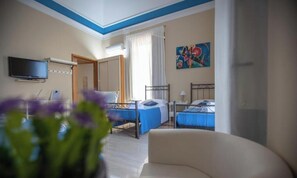 Quarto Quádruplo Básico, varanda, Vista para a cidade | Cofre no quarto, quartos insonorizados, ferro/tábua de engomar 