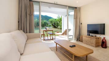 Suíte estúdio luxo, vista para o jardim | Área de estar