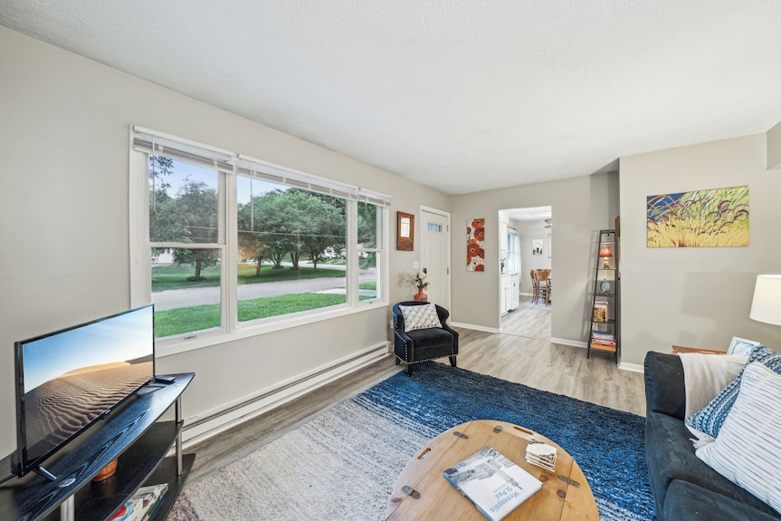 Charming 6-bedroom Accessible Retreat Near Downtown Stillwater - Daffodil House - Stillwater, MN