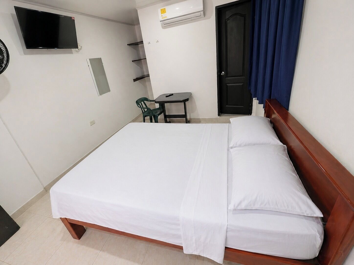 Quarto Comfort, 1 cama de casal | Secretária adequada para computadores portáteis 