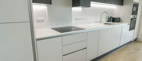Uma máquina de lavar louça, utensílios de cozinha
