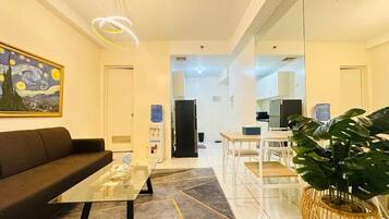 Apartamento, 1 cama queen-size, casa de banho privativa, Vista para a cidade | Sala de estar