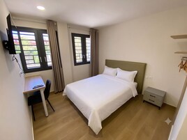 Quarto casal conforto | Roupas de cama premium, edredons de pluma, escrivaninha