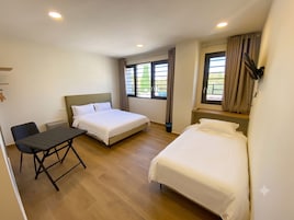 Quarto família | Roupas de cama premium, edredons de pluma, escrivaninha