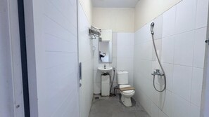 Quarto casal luxo | Banheiro | Chuveiro, toalhas de banho, sabonete 
