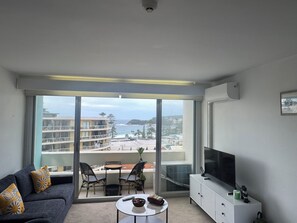 Apartamento conforto, ar-condicionado, vista para o oceano | Área de estar