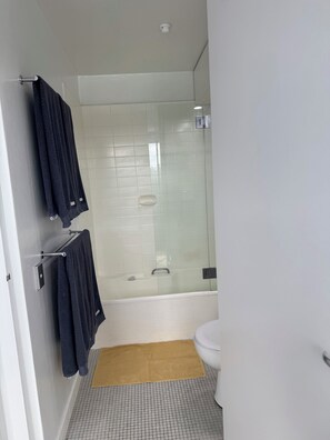 Apartamento conforto, ar-condicionado, vista para o oceano | Banheiro | Produtos de toalete grátis, secador de cabelo, toalhas de banho 