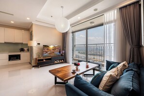 Apartamento luxo, 2 quartos, sacada, vista para a cidade | Área de estar | TV de tela plana 50 polegadas com canais a cabo