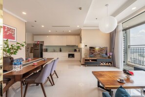 Apartamento clássico, vista para a cidade | Opções para refeição