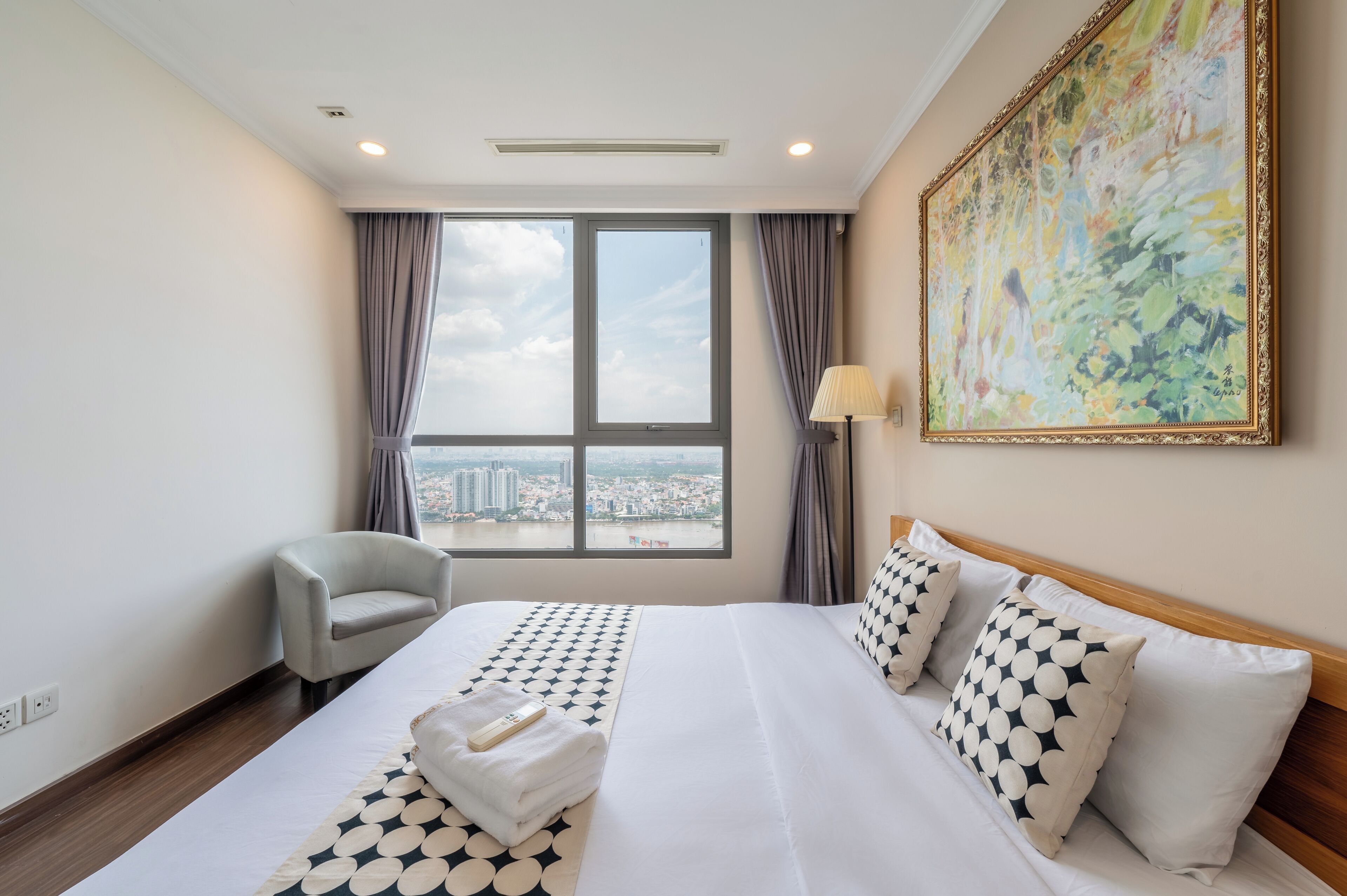 Apartamento Deluxe, 2 quartos, varanda, Vista para a cidade | Roupa de alta qualidade, camas de colchão pillowtop, minibar 