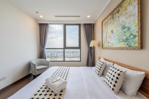 Apartamento luxo, 2 quartos, sacada, vista para a cidade | Roupas de cama premium, camas com colchões pillow-top, frigobar