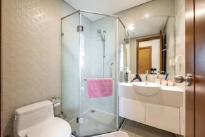 Apartamento clássico, vista para a cidade | Banheiro | Sabonete, shampoo, papel higiênico 