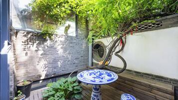 Quarto quádruplo família, vista para o pátio | Terraço/pátio