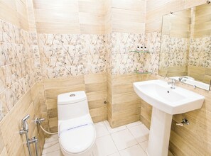 Quarto casal | Banheiro | Chinelos, sabonete, shampoo, papel higiênico