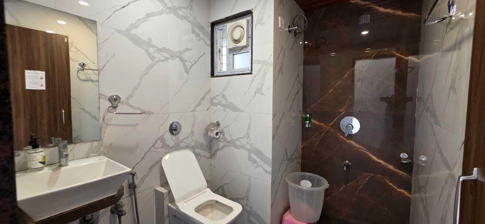Quarto Duplo Standard, varanda | Casa de banho | Um polibã, toalhas fornecidas, sabão, champô 