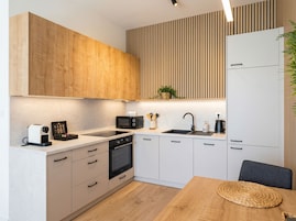 Apartamento Básico | Cozinha privada | Um frigorífico, um micro-ondas, um forno, uma placa de cozinha