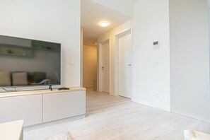 Apartamento Básico | Cozinha privada | Um frigorífico, um micro-ondas, um forno, uma placa de cozinha 