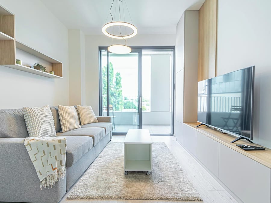Apartamento Básico | Sala de estar | Smart TV de 55 polegadas com canais digitais, serviços de streaming