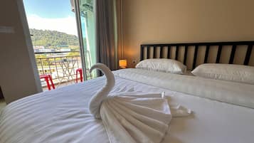 Quarto Duplo Deluxe, 1 cama king-size, varanda, Vista para a cidade | Secretária, Wi-fi grátis
