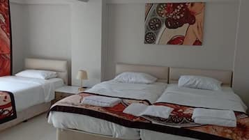 Quarto triplo standard | Frigobar, cofres nos quartos, Wi-Fi de cortesia, roupa de cama