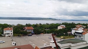 Área residencial com casas, estacionamento e vista para uma grande massa de água.