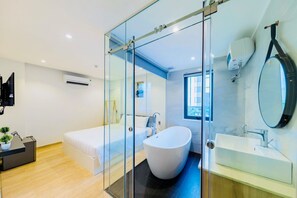 Deluxe Room With Bathtub | Casa de banho | Uma banheira, artigos de higiene pessoal grátis, um secador de cabelo 