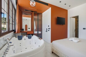 Quarto Duplo Design, varanda, Vista para a cidade | Secretária, cortinas/cortinados opacos, ferro/tábua de engomar 