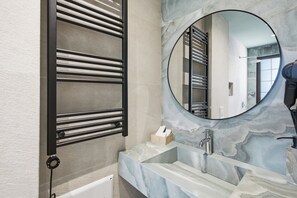 Quarto Duplo de Luxo | Casa de banho | Um secador de cabelo, chinelos, toalhas fornecidas, sabão 