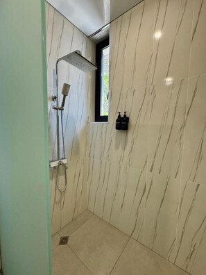 Quarto triplo econômico | Banheiro | Chinelos 