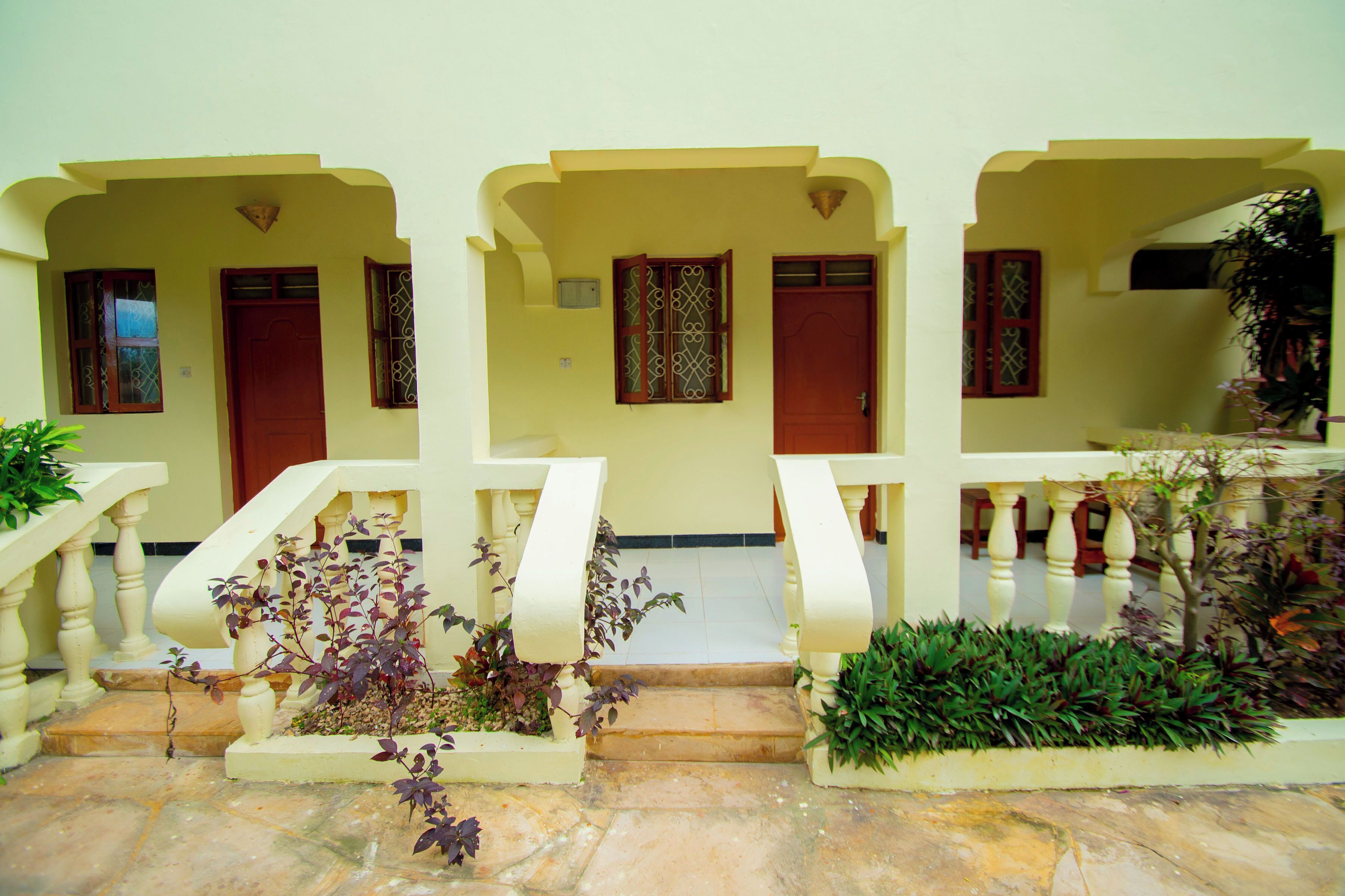 Um edifício com escadas, uma porta e uma janela.