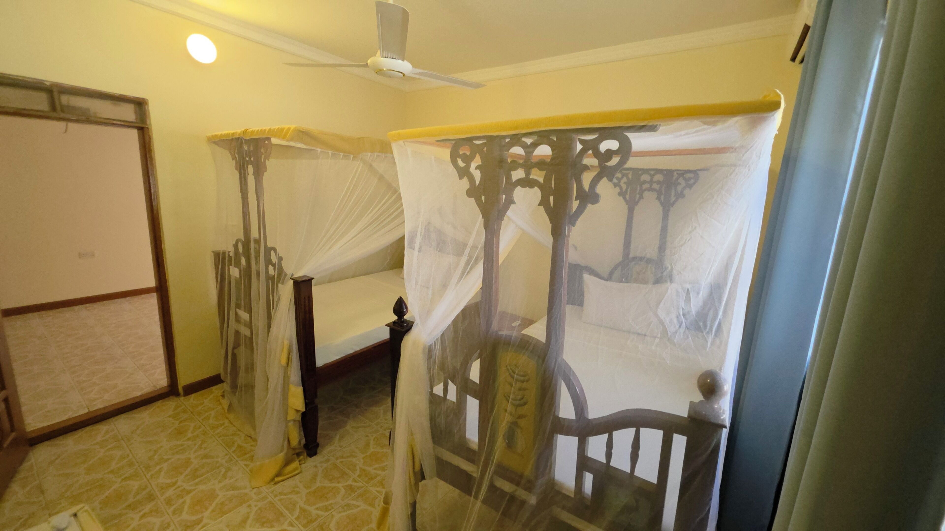 Standard Room | Cofre no quarto, secretária 