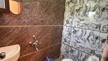 Quarto casal executivo, vista para a cidade | Banheiro | Chuveiro, produtos de toalete grátis, toalhas de banho