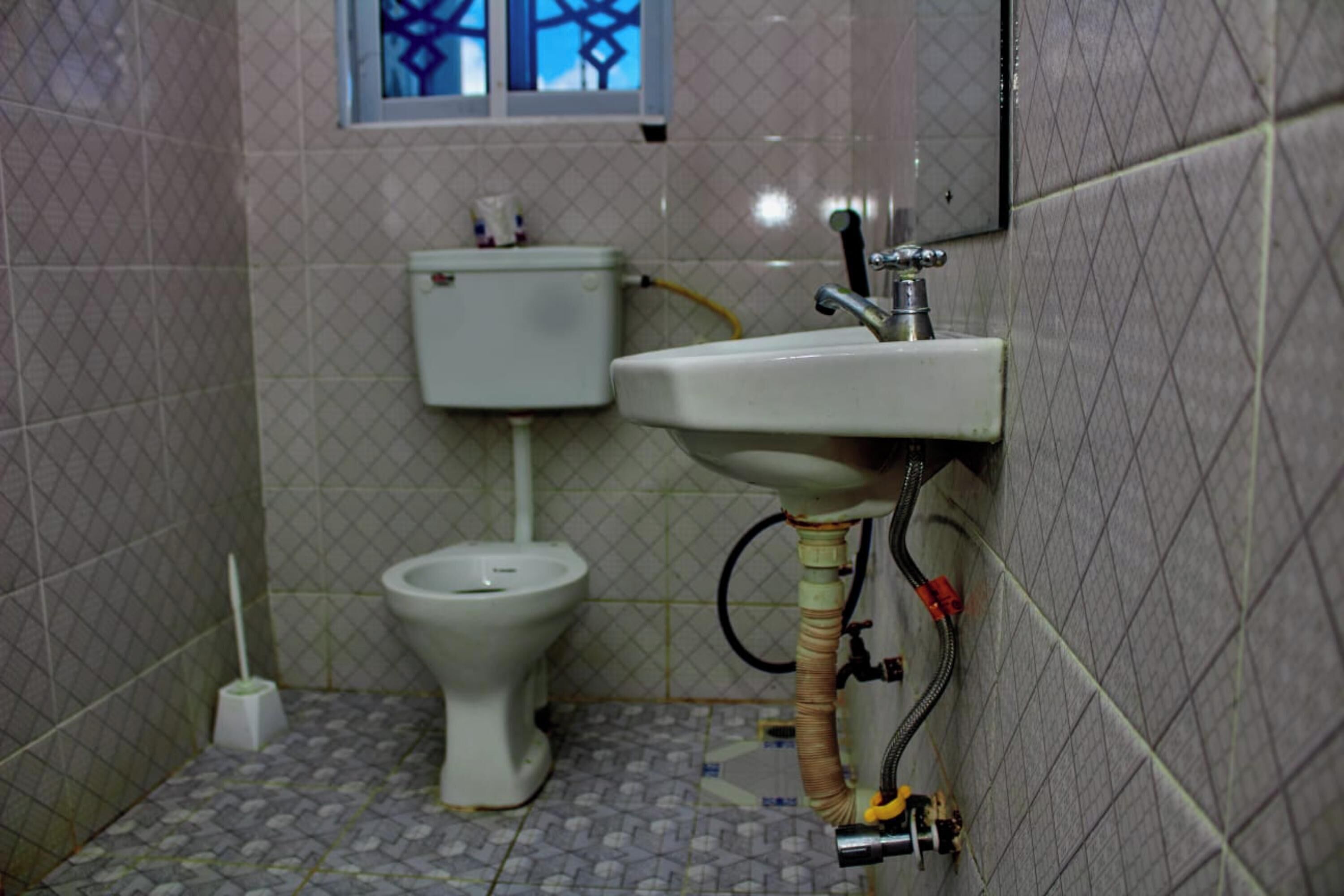 Um polibã, toalhas fornecidas, sabão, papel higiénico 