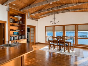 Penthouse de Luxo, vista para o rio | Cozinha privada | Uma cafeteira/bule, um micro-ondas, uma chaleira elétrica 