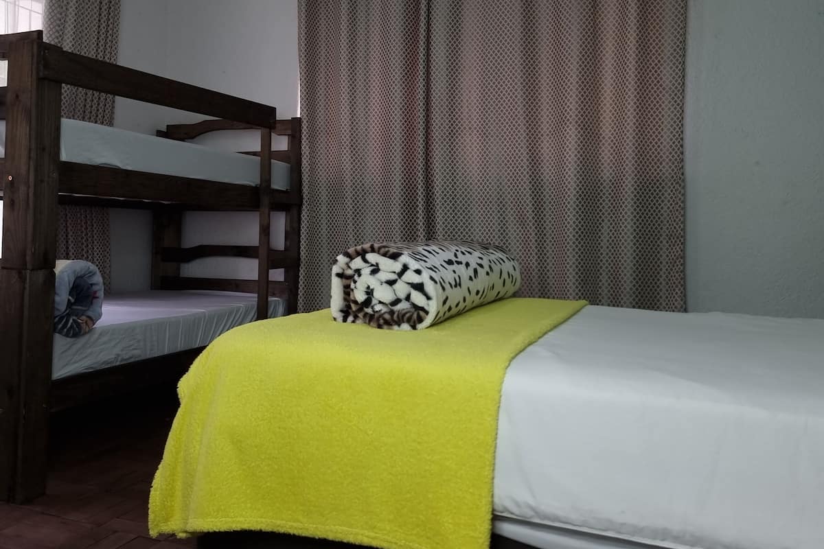 Quarto casal ou duplo família, vista para o pátio | Escrivaninha, espaço de trabalho para notebook