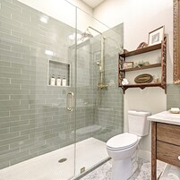 Loft Clássico | Casa de banho | Um secador de cabelo, toalhas fornecidas, sabão, papel higiénico 