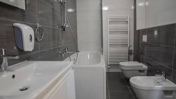 Quarto Duplo (Double Room) | Casa de banho | Toalhas fornecidas