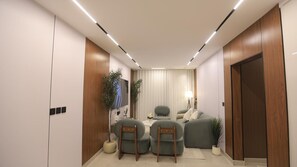 Apartamento, 2 quartos | Sala de estar | Televisor de ecrã plano de 32 polegadas com canais via satélite 