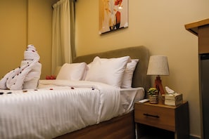 Quarto Clássico, 1 cama queen-size, ar condicionado, Vista para a cidade | Secretária adequada para computadores portáteis 