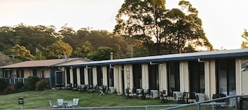 Um motel com várias salas, área de estar externa e gramado.