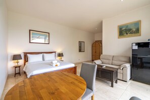 Suíte superluxo | Cofres nos quartos, ferros/tábuas de passar roupa, Wi-Fi de cortesia
