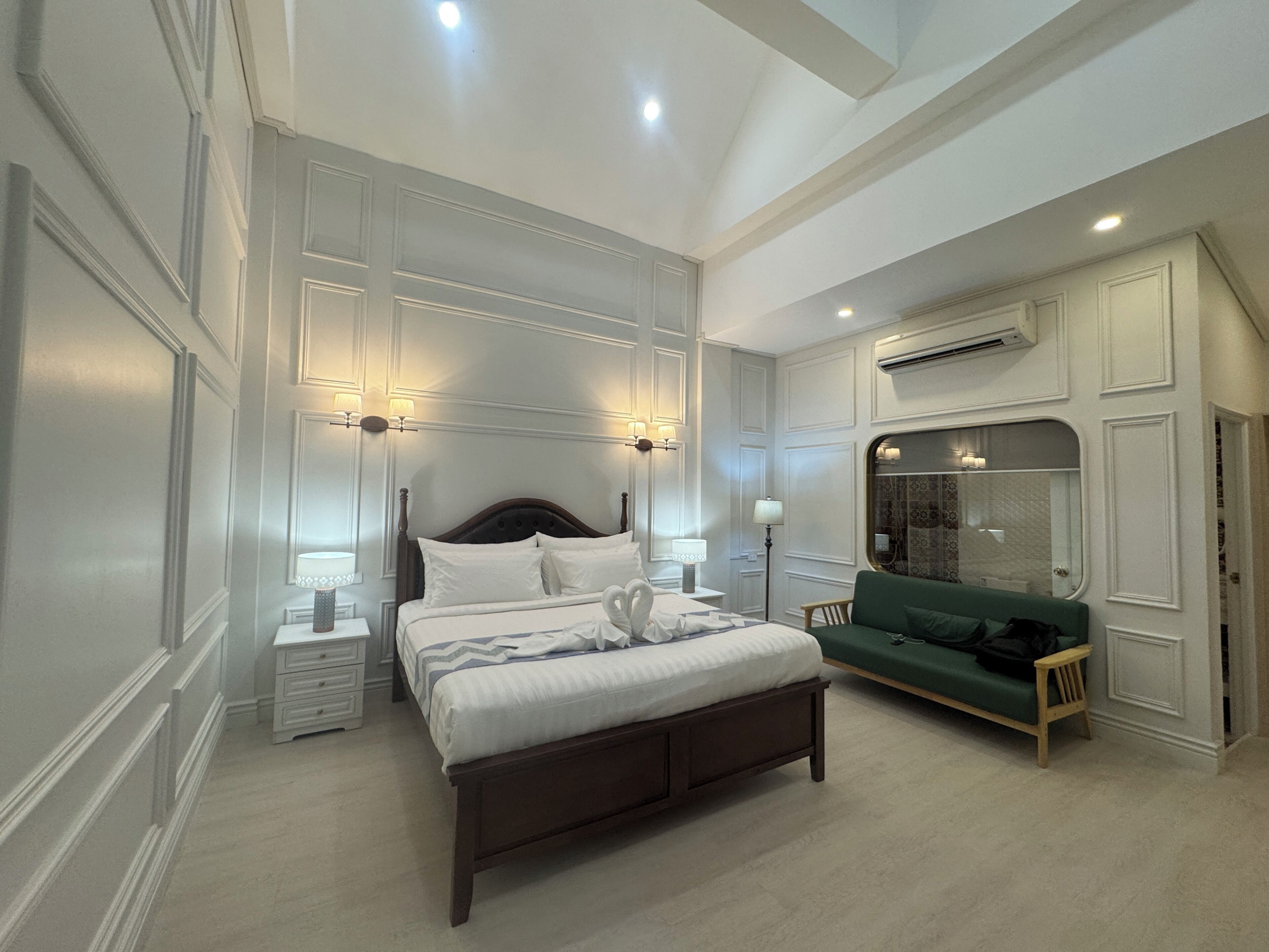 Quarto Duplo de Luxo | Roupa de alta qualidade, edredões de penas, camas de colchão pillowtop 