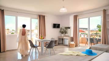 Estúdio, varanda, vista para o pátio | Refeições no quarto