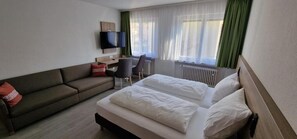 Quarto casal ou duplo família | Escrivaninha, ferros/tábuas de passar roupa, berço de viagem
