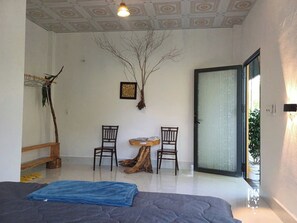 Vila luxo, vista para o jardim | Escrivaninha, espaço de trabalho para notebook, cortinas blackout