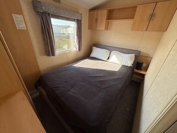 Seaside Caravan Sleeps 5 - Decking, Parking, Pets - Rhyl