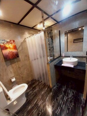Quarto Superior, banheira, vista para a montanha | Casa de banho | Toalhas fornecidas, sabão, champô 